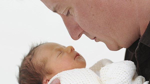 First pictures of Cameron’s baby daughter – Channel 4 News