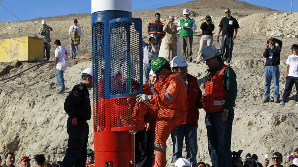 First rescue capsule arrives for Chile miners – Channel 4 News