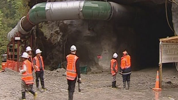 Miners trapped after explosion in New Zealand – Channel 4 News