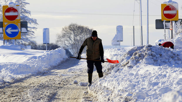 UK Snow: arctic weather to stay until Friday – Channel 4 News