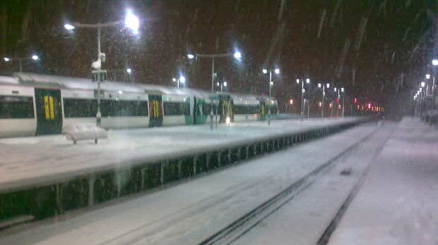 Nightmare journey home as UK snow hits the London commute – Channel 4 News