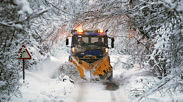 Snow heads south as severe weather cripples Scotland – Channel 4 News