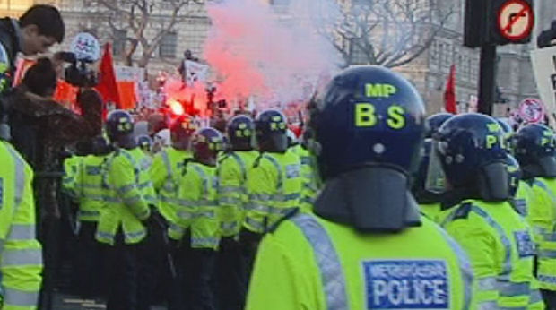 Police and protesters injured during tuition fees demo – Channel 4 News