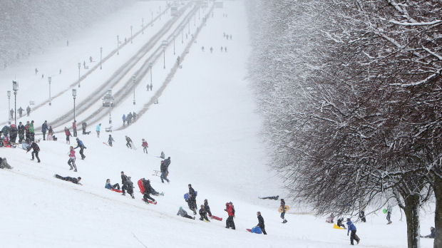 Weather warning as temperatures plummet and snow returns – Channel 4 News