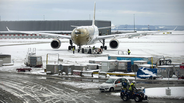 UK snow: why are the planes so badly affected? – Channel 4 News