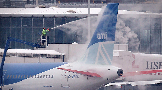 Heathrow cut snow defence spend by two-thirds – Channel 4 News