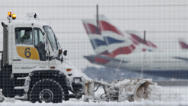 UK snow strands air travellers – Channel 4 News
