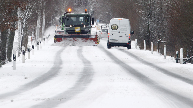 Snow stops flights on weekend before Christmas – Channel 4 News
