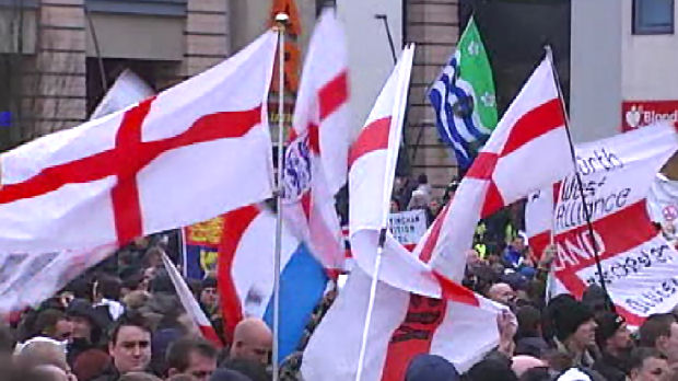 EDL and anti-fascists in Luton stand-off – Channel 4 News