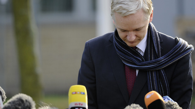 Assange: ‘Police investigator is friend of sex accuser’ – Channel 4 News