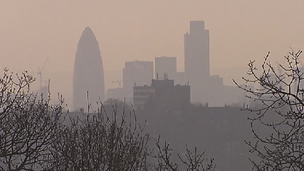 Smog alert amid bank holiday heatwave – Channel 4 News