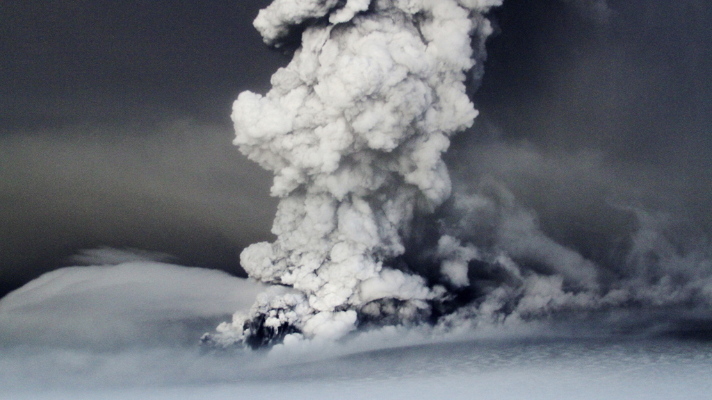 UK warning over Iceland volcano flight disruption – Channel 4 News