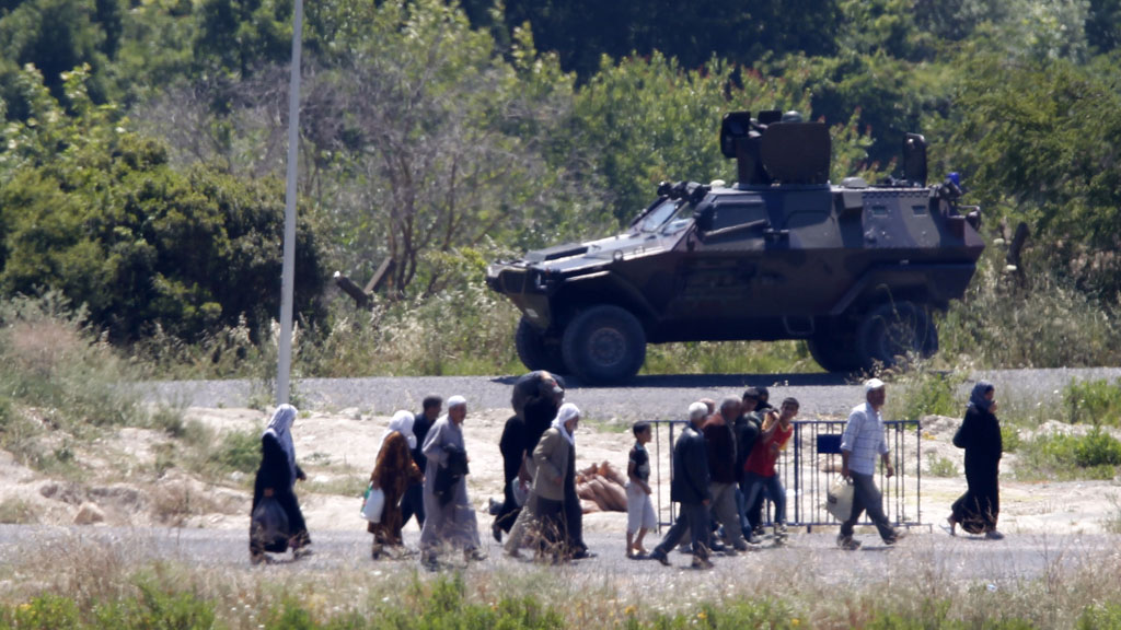 Syrian refugees flee army advance – Channel 4 News