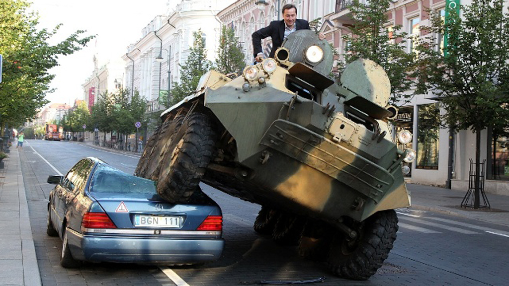 Vilnius mayor uses tank to crush car – Channel 4 News