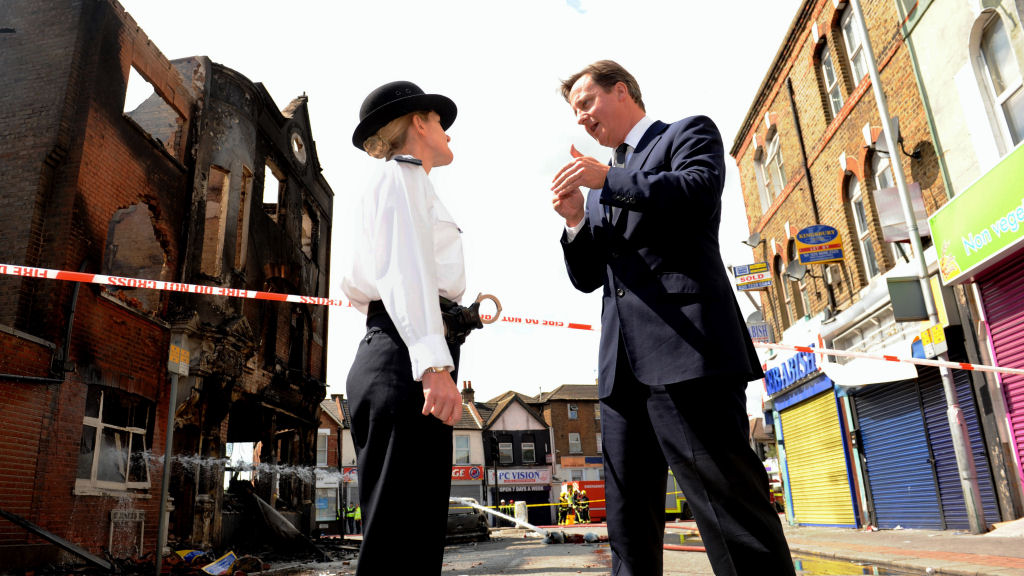 Cameron recalls Parliament as London riots spread – Channel 4 News