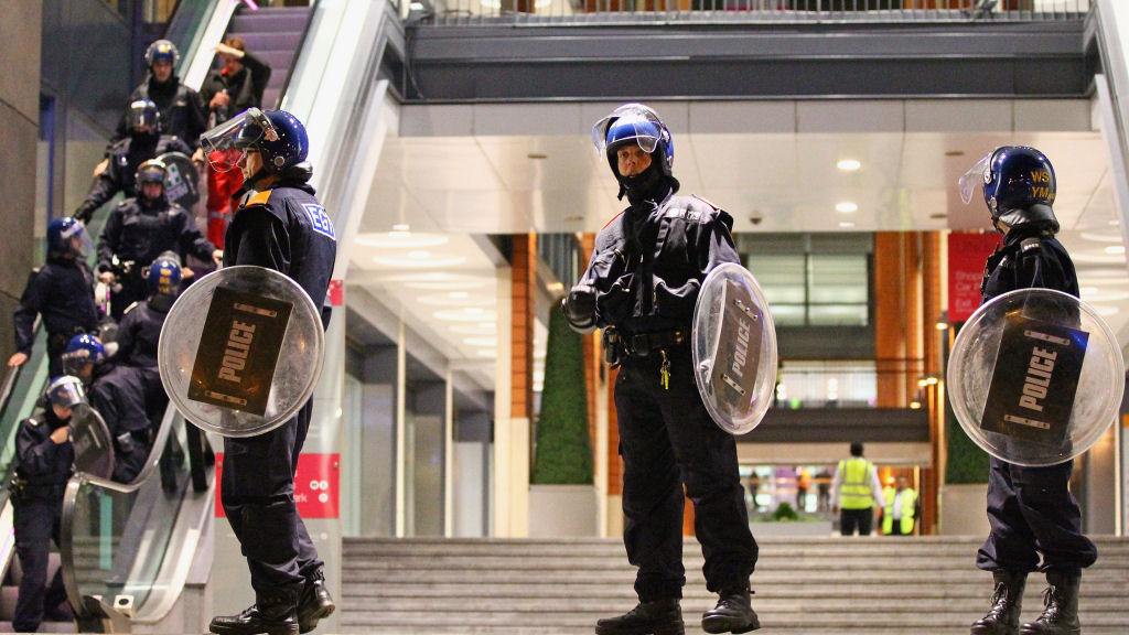 Riots hit English cities – Channel 4 News