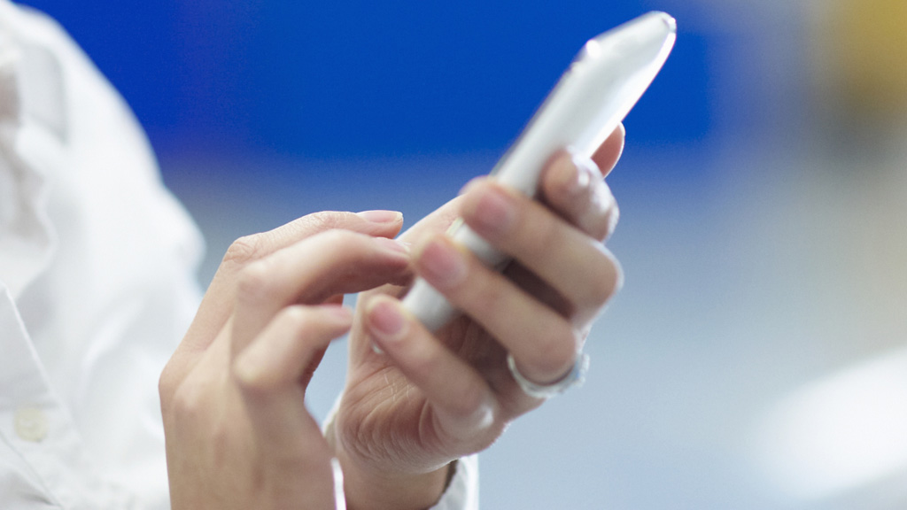 Is your smartphone under threat from hackers? – Channel 4 News