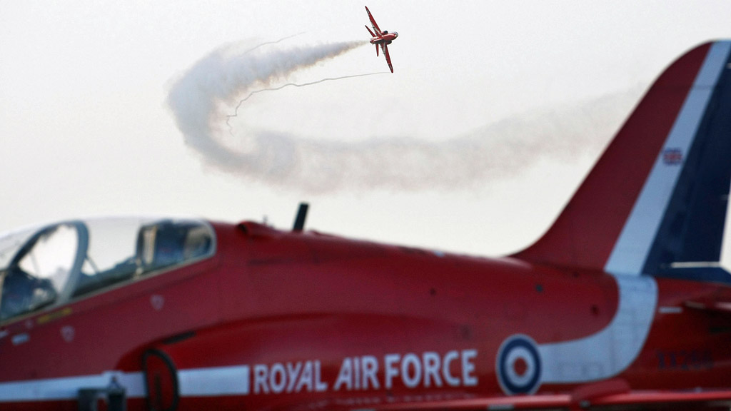 Pilot killed in Red Arrows crash near Bournemouth – Channel 4 News