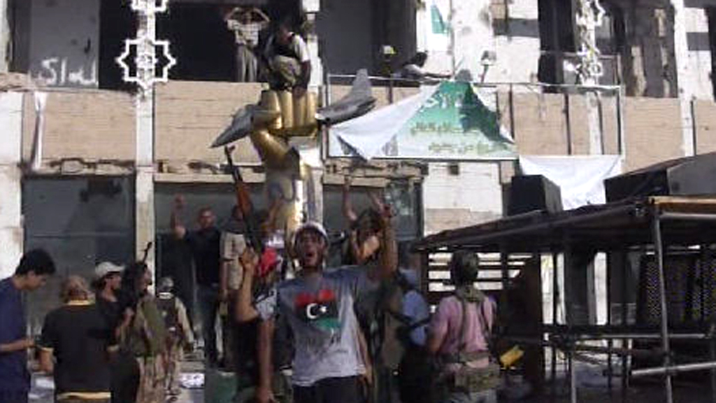Libyan rebels take control of Gaddafi compound – Channel 4 News