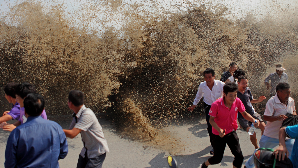 China ‘wave’ injures tourists at annual event – Channel 4 News