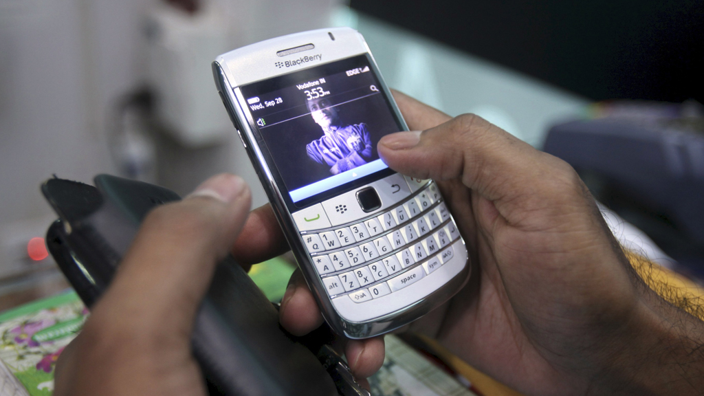 BlackBerry crash spreads worldwide – Channel 4 News