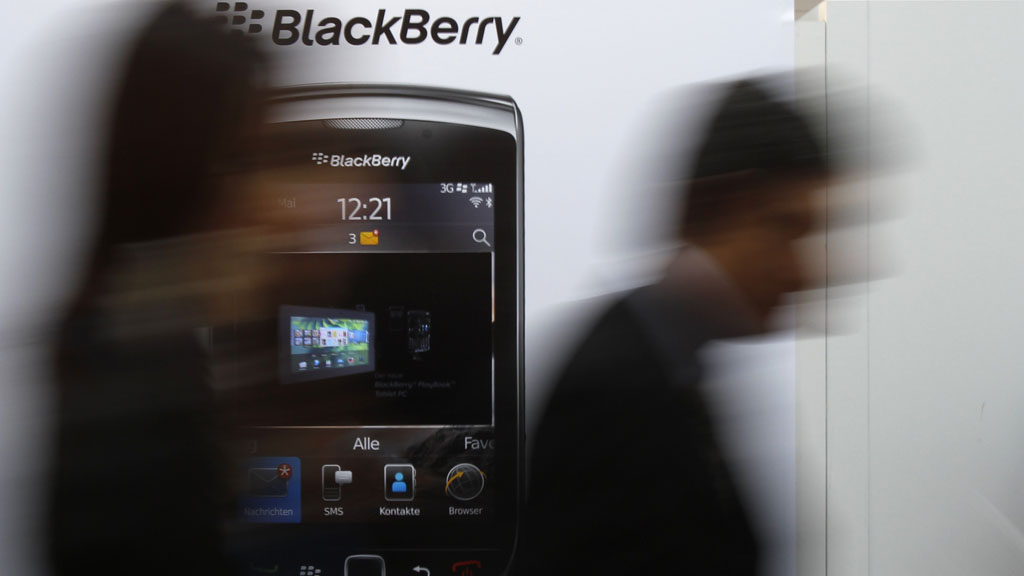 BlackBerry PR debacle as blackout enters day three – Channel 4 News