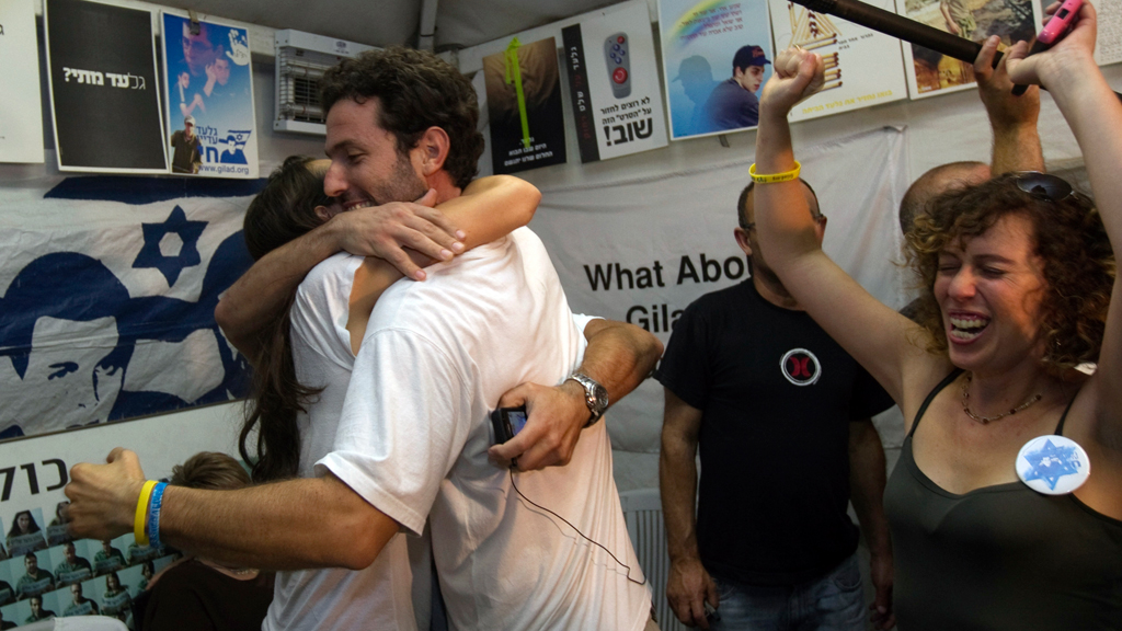 Israel and Hamas agree prisoner swap – Channel 4 News