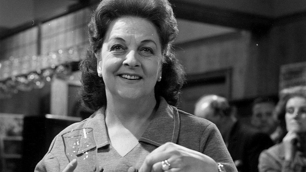 Coronation Street barmaid Betty Driver dies – Channel 4 News