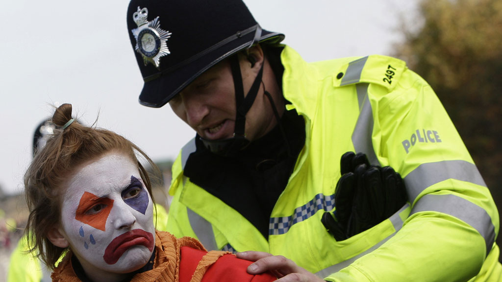 Prosecutor facing action over undercover policeman – Channel 4 News