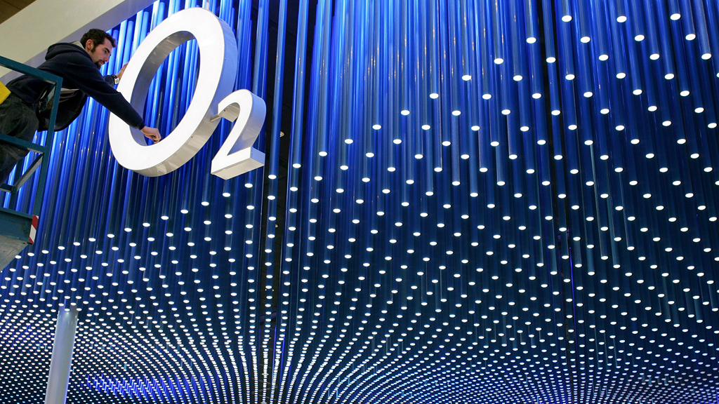O2 hands out mobile numbers to websites – Channel 4 News