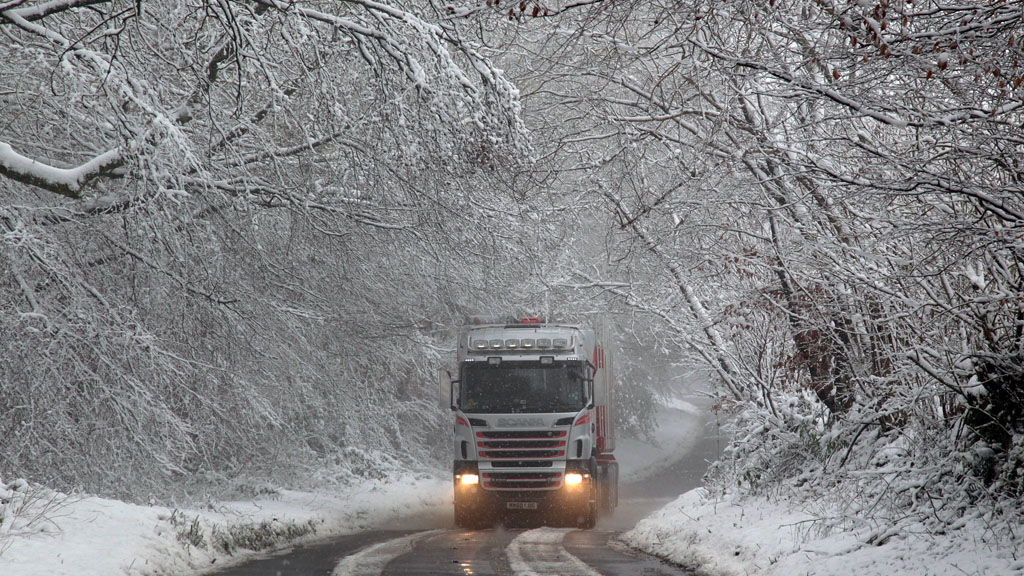 Flights cancelled as snow arrives in UK – Channel 4 News