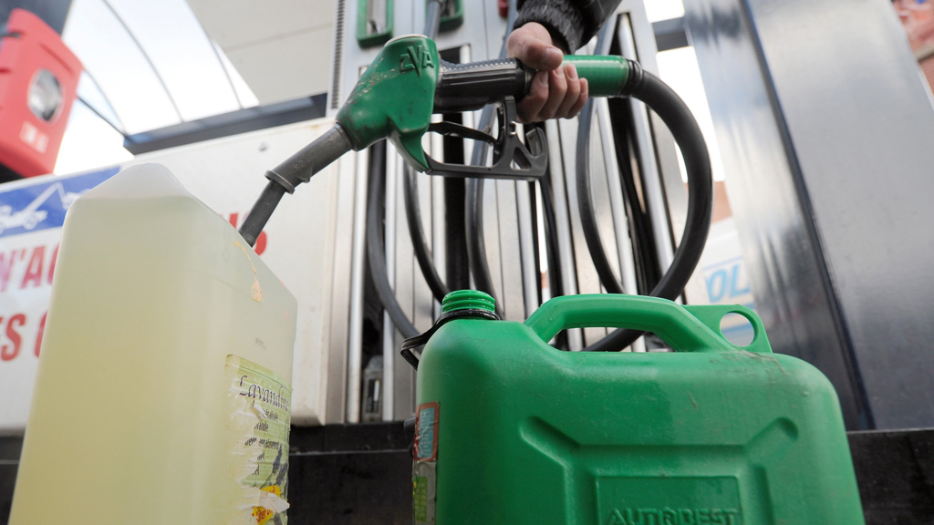 ‘Lives at risk if fuel strike goes ahead,’ says minister – Channel 4 News