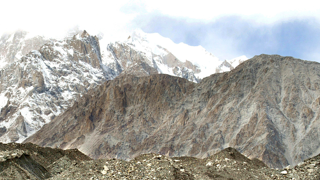 Pakistan avalanche buries 150 soldiers – Channel 4 News