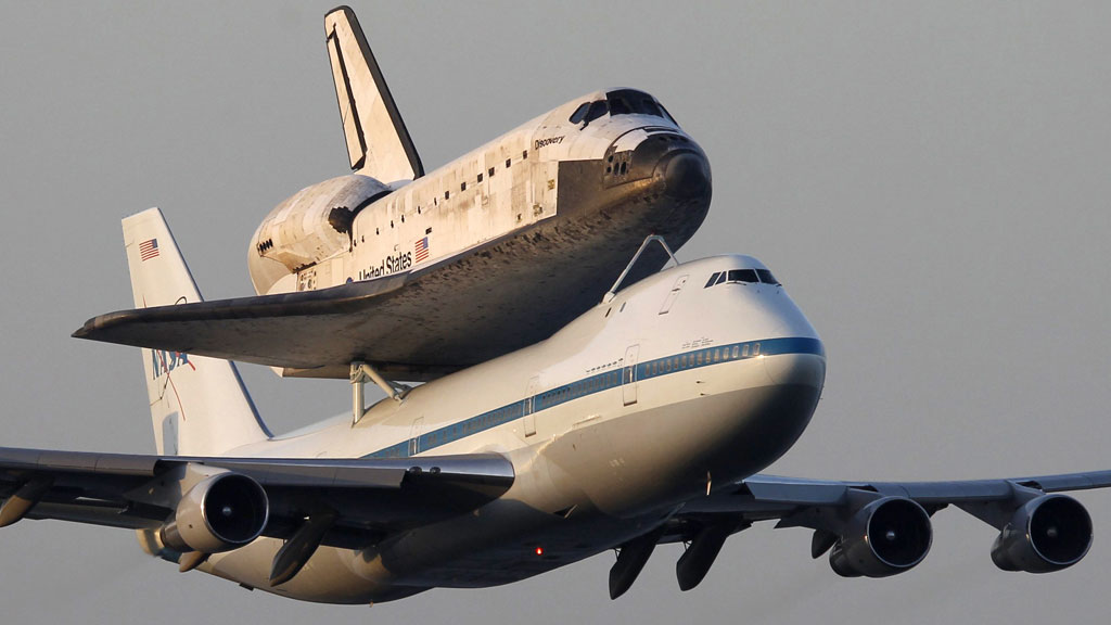 Space shuttle Discovery makes final voyage – Channel 4 News