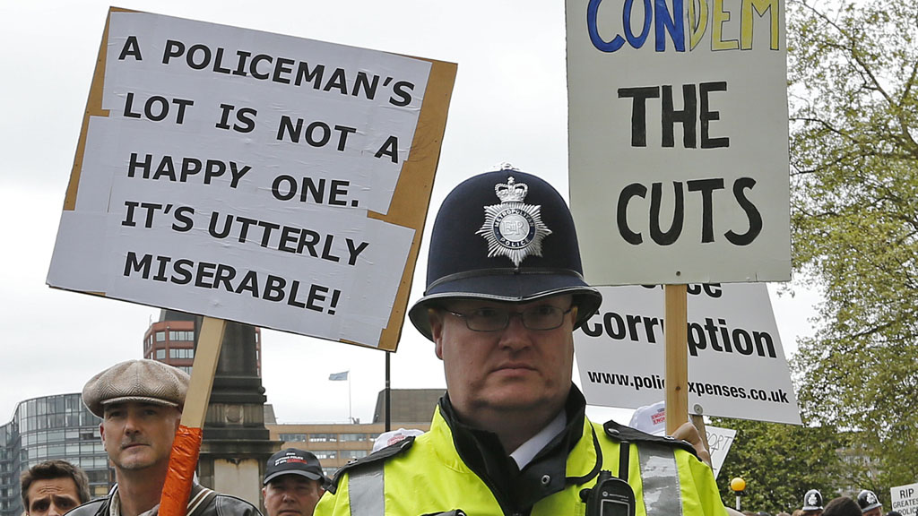 30,000 police march through London in protest over cuts – Channel 4 News