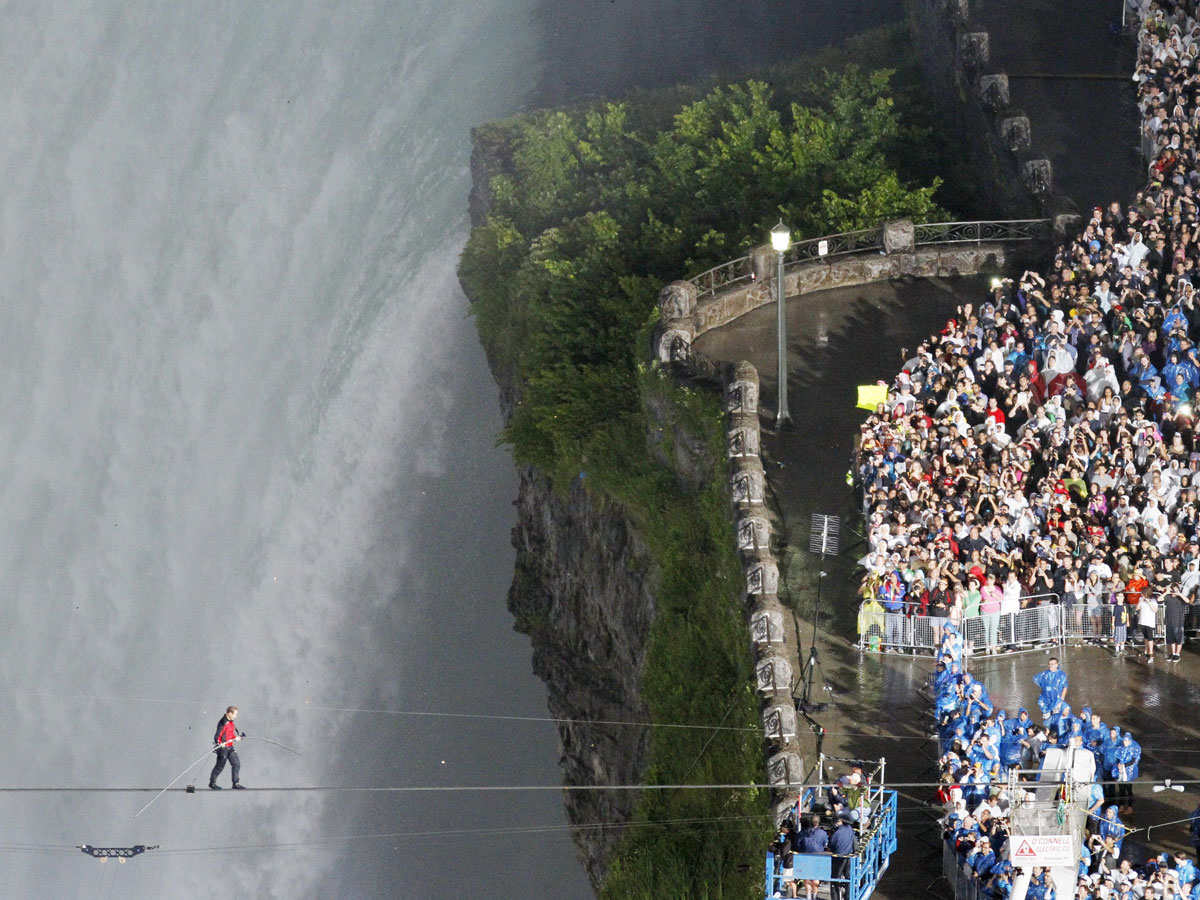 Walking across Niagara Falls – photo gallery – Channel 4 News