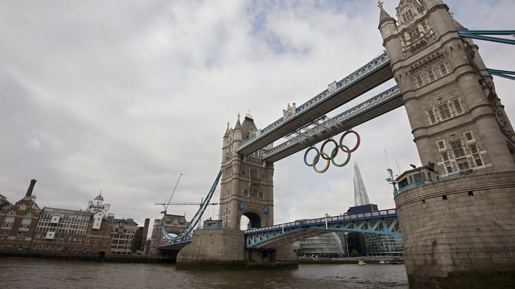 Giant Olympic rings mark one-month milestone – Channel 4 News