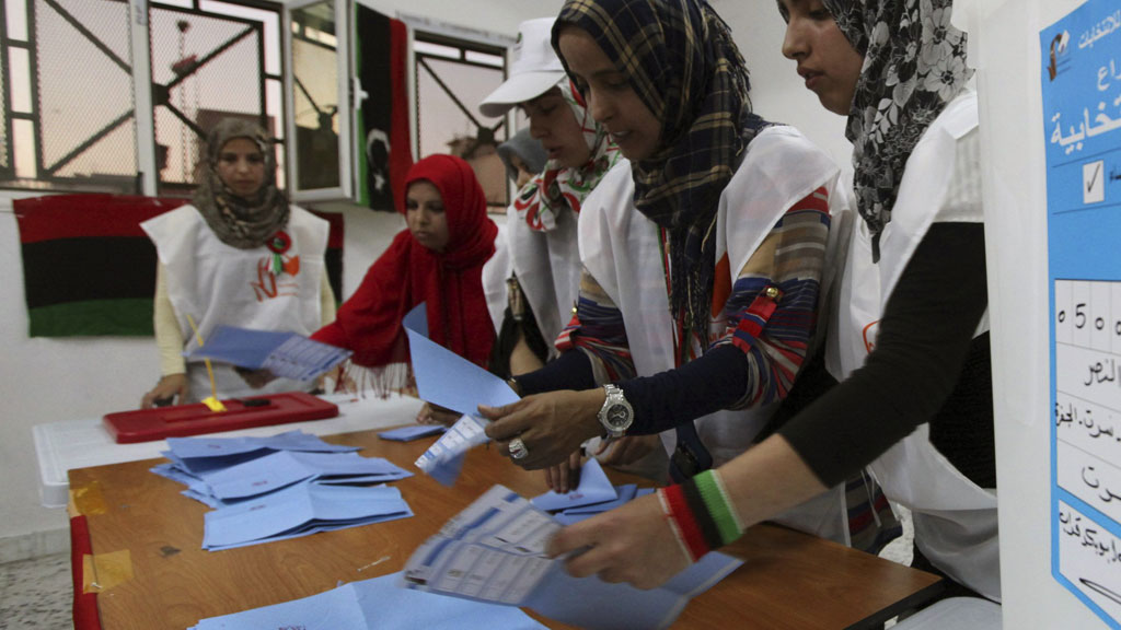 Liberal coalition takes early lead in Libya – Channel 4 News