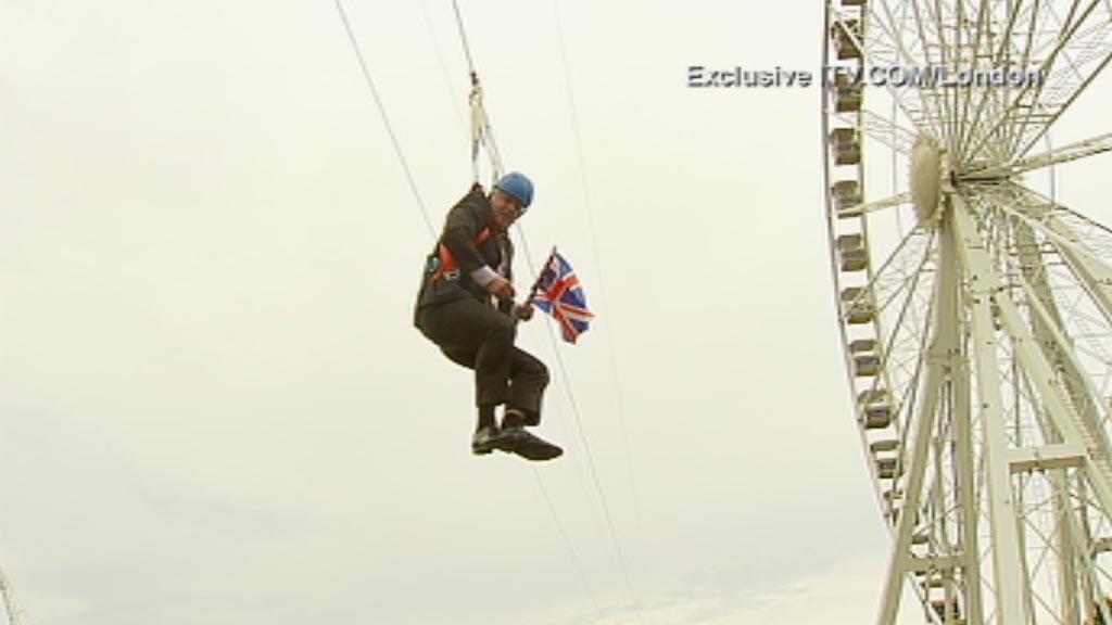 London Mayor left dangling by zip wire stunt gone wrong – Channel 4 News