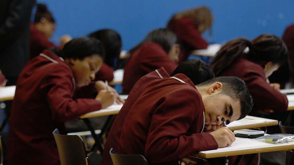 A level and GCSE examiners told to ration top marks – Channel 4 News