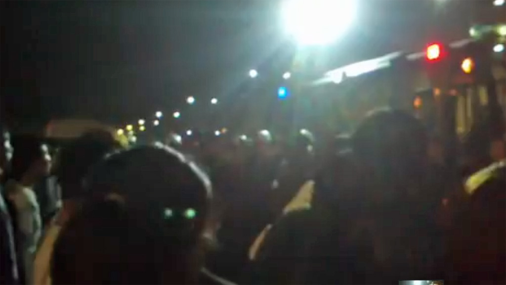 Mass riot breaks out at Foxconn plant in northern China – Channel 4 News