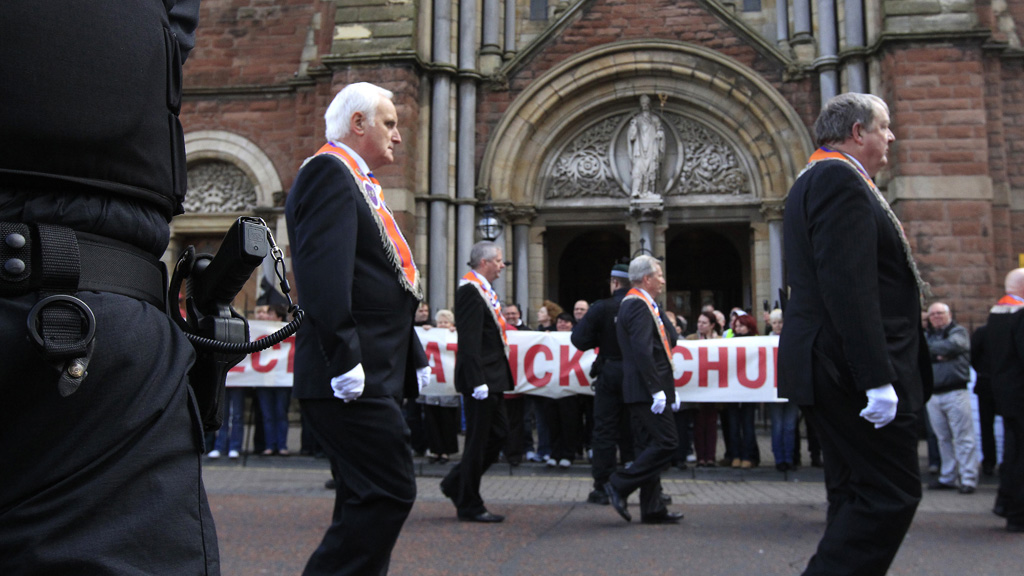 Belfast enjoys peaceful start to Ulster parade – Channel 4 News