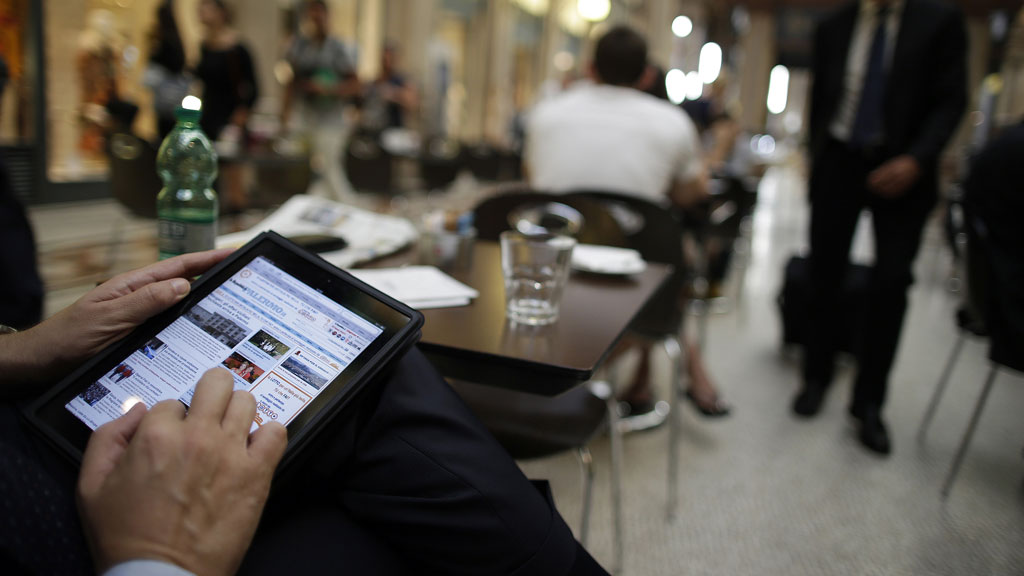 The incredible shrinking Apple iPad: hit or miss? – Channel 4 News