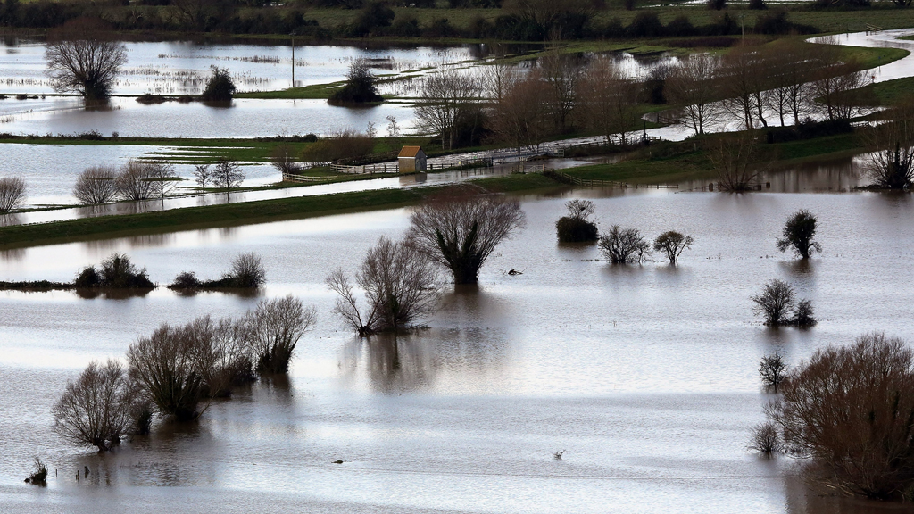Flood alerts in place as storm batters Britain – Channel 4 News