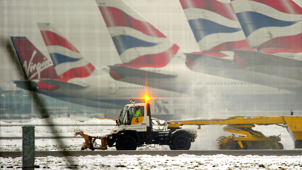 Snow turns Heathrow into a ‘refugee camp’ – Channel 4 News