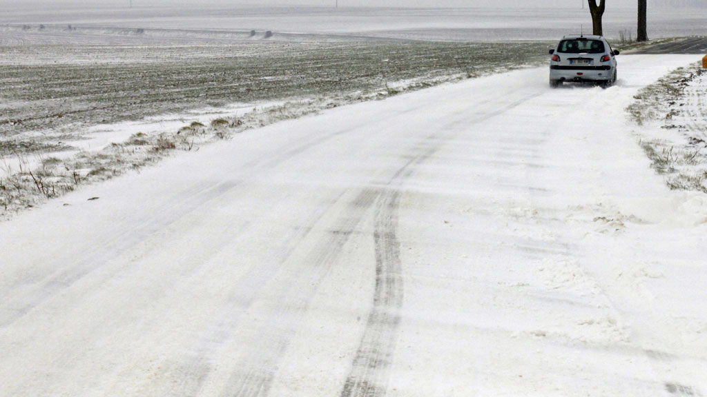 Snow leaves drivers stranded overnight – Channel 4 News