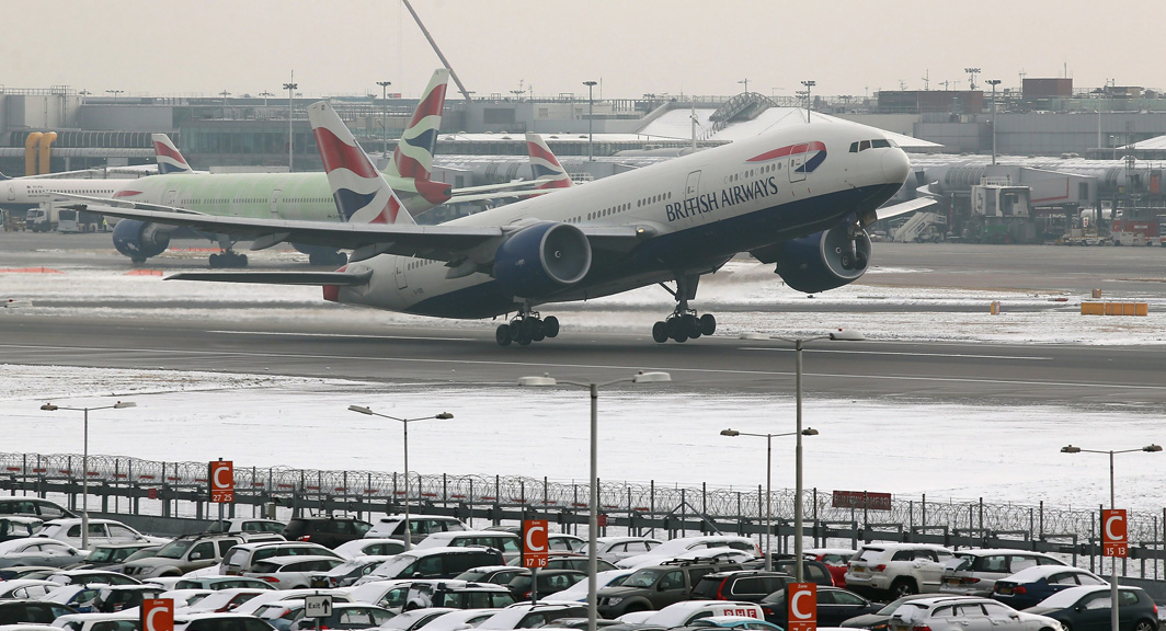 Travel delays at Heathrow after emergency landing – Channel 4 News