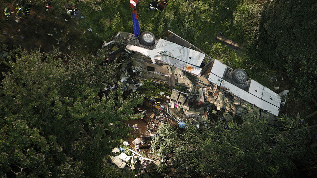 Italy coach crash: dozens killed in motorway fall – Channel 4 News