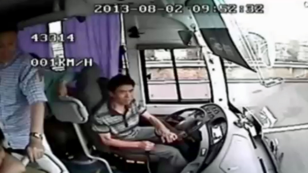 China horrific bus smash caught on camera – Channel 4 News
