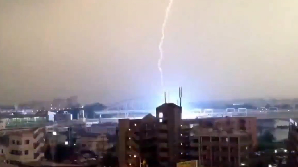 Lightning strikes Tokyo commuter train – Channel 4 News